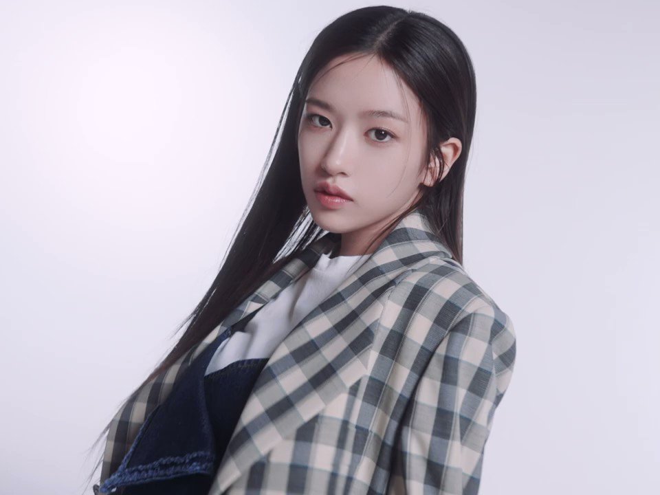 김포크 on Twitter: "LUCKY ICONIC AN YU-JIN 럭키슈에뜨 #안유진 https://youtu.be/Iwg7njQOg50 - @YouTube"