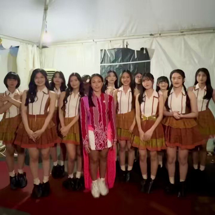 Yura Yunita on Twitter: "Iya emang lagi trend sepatu dikresekin 🙂 https://t.co/kQISrXQTUL" / Twitter