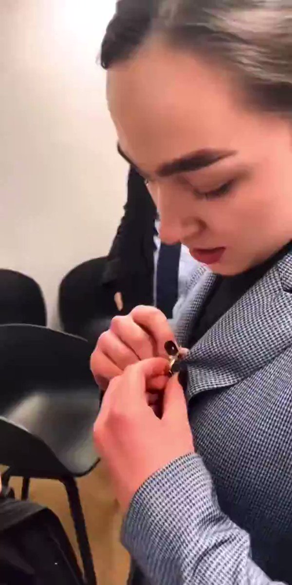 网络国赵无界 On Twitter 英国前首相约翰逊，准备竞选北约秘书长！支持者送他好运胸针！🇬🇧预祝他成功！