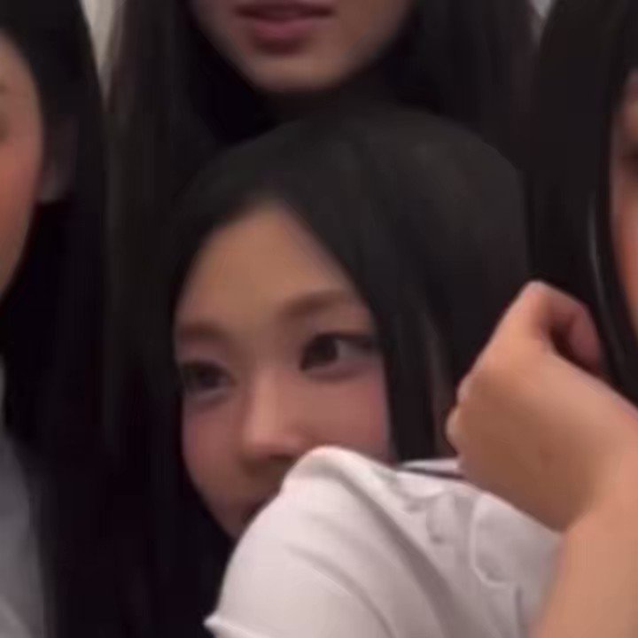 hourly haerin on Twitter: "haerin being squished and patted 🥺 https://t.co/njISomR3S1" / Twitter