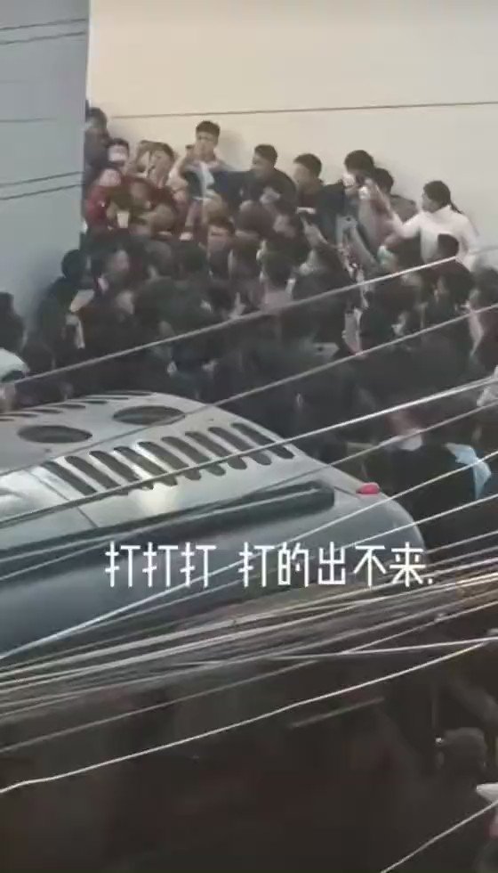 俄爹再爱我一次 On Twitter Rt Wanjunxie 河南滑县数万民众包围特警和警察,警民激烈冲突。 人民反抗开始了,天朝动荡也开始了。