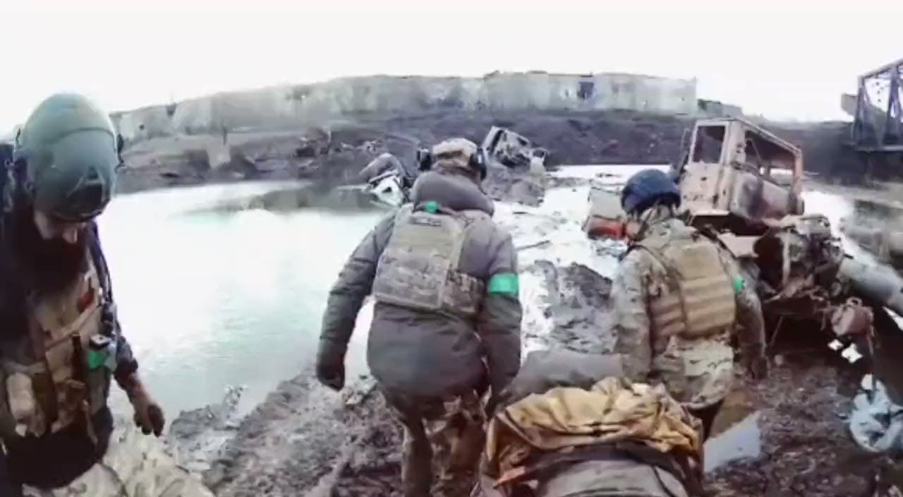 Kruku on Twitter: "Ewakuacja rannego ukraińskiego żołnierza, Bachmut. https://t.co/I2xR4ZvY4U ...