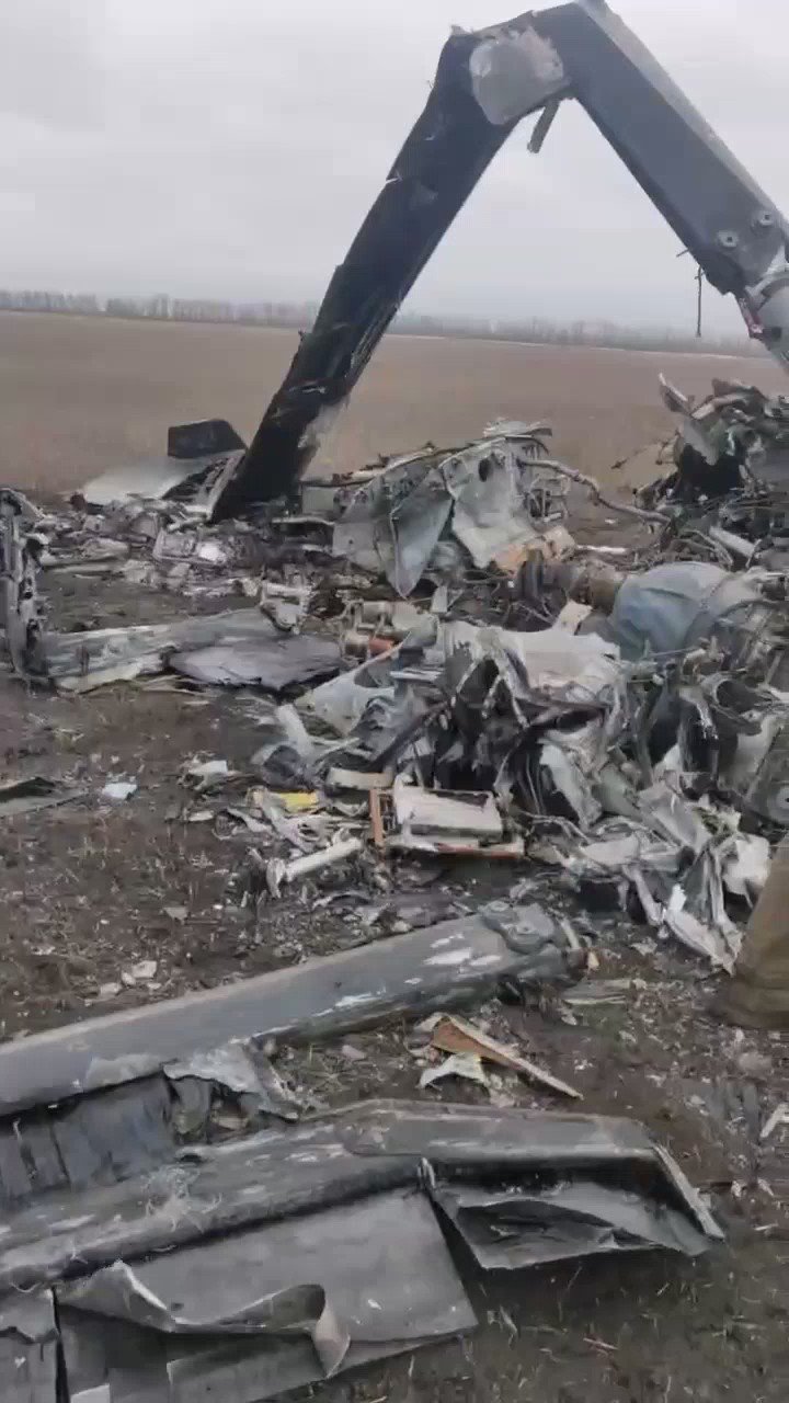🇺🇦 Ukraine Weapons Tracker on Twitter: "#Ukraine: Russian soldiers with the wreckage of a Ka-52 ...