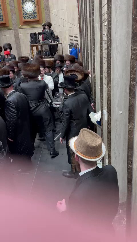 Shulim Leifer 🇺🇦 on Twitter: "Bobov alum @SEichenstein 2 days ago: “I am not familiar with ...