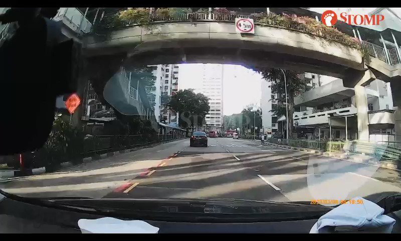 Stomp Singapore on Twitter: "Driver abruptly stops car while entering multi-storey carpark to ...