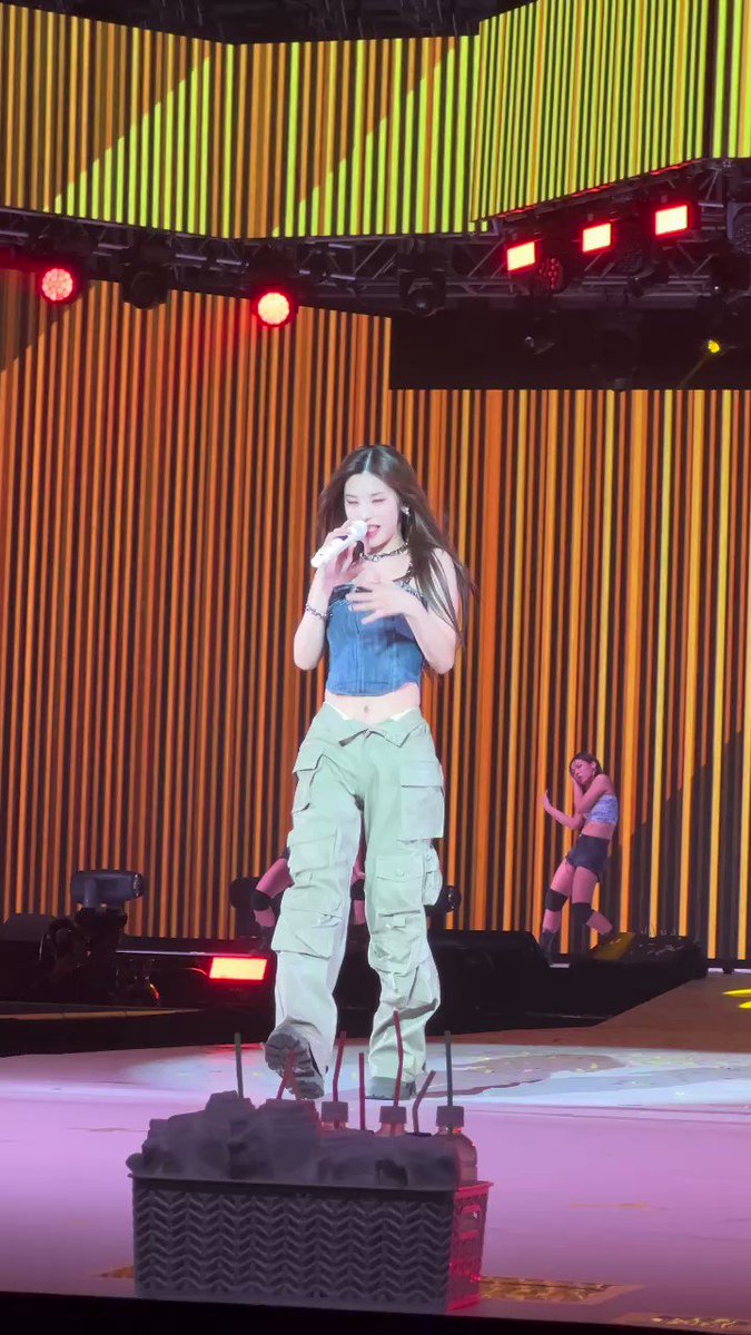 Ninja Yeji 🖤🌼 on Twitter: "RT @komgkong0910: ITZY # HONGKONG DAY 1 YEJI Hotter than hell ️‍🔥 ️‍🔥 ...