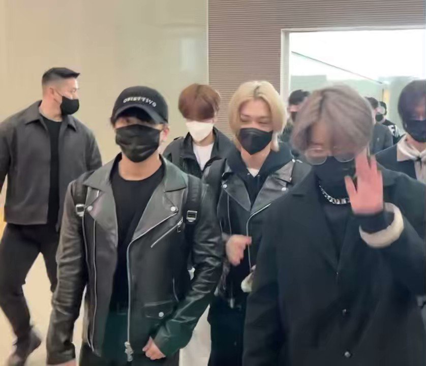 SKZ Info Esp | The SOUND 🎼 on Twitter: "Changlix couple outfits? 🐰🐷🐥 👤Reportero: ¿Ambos están ...