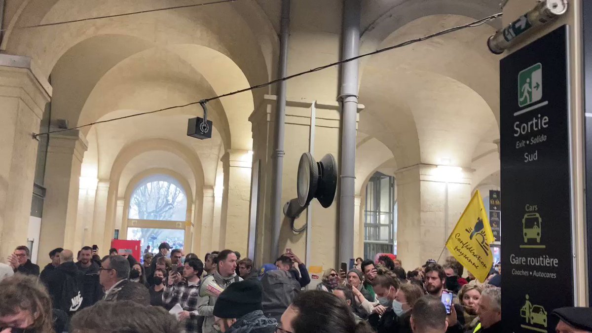 Midi Libre Nîmes On Twitter Manifestants Dans Le Hall De Gare De