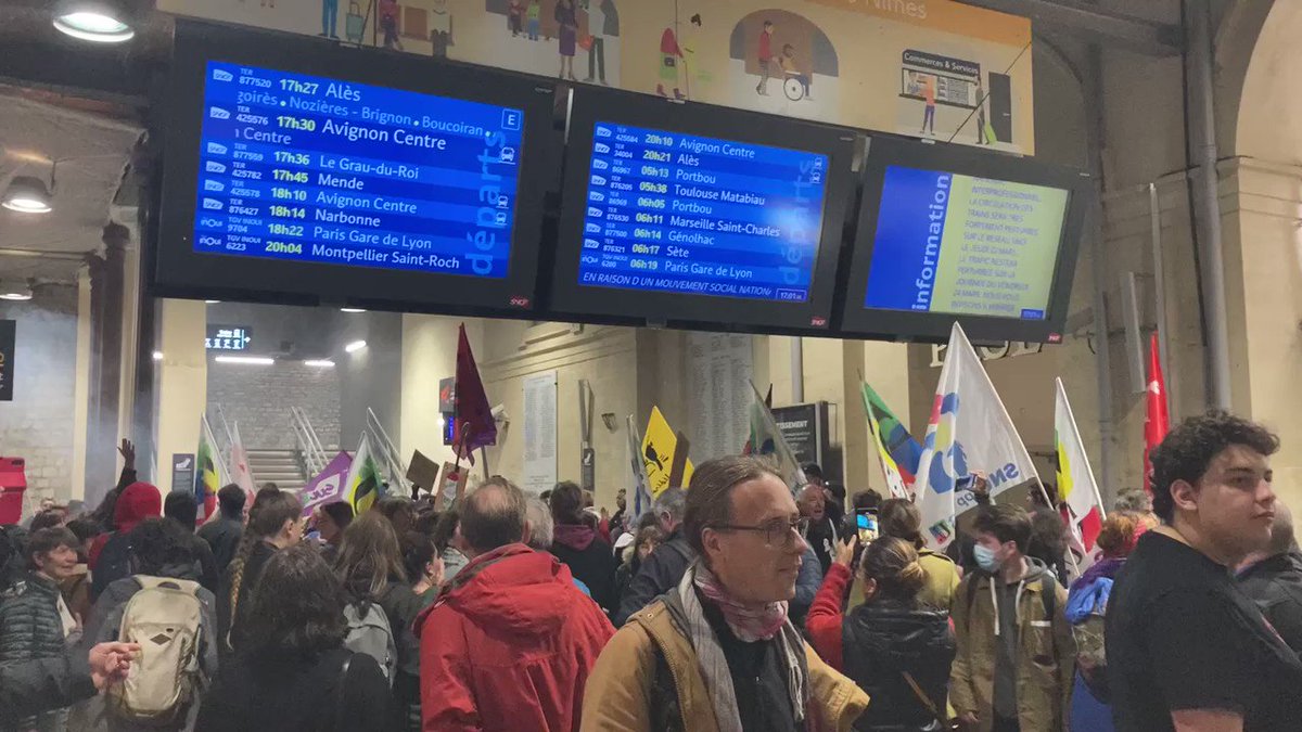 Midi Libre Nîmes On Twitter Nîmes Manifestants Dans Le Hall De