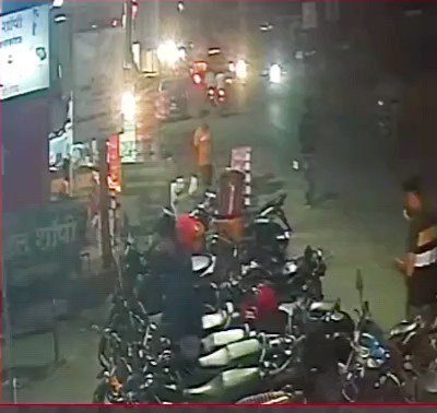 Pune Mirror on Twitter: "#Caughtoncamera A biker was killed after he was overrun by a cement ...