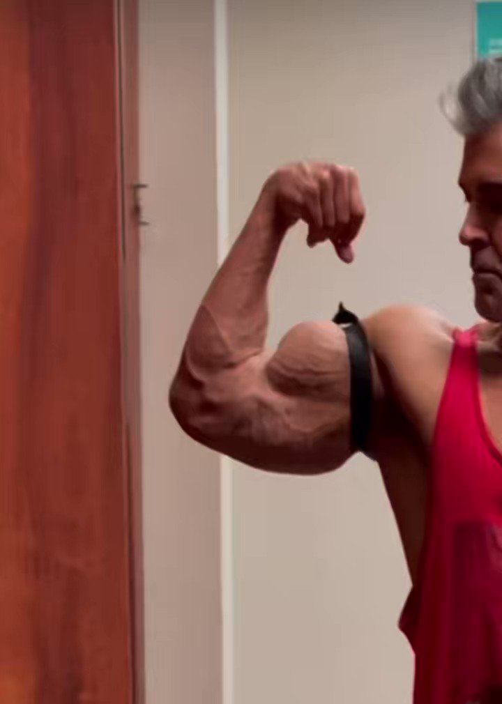 MuscleJacking on Twitter: "Muscle daddy admiring his ripped bicep 💪"