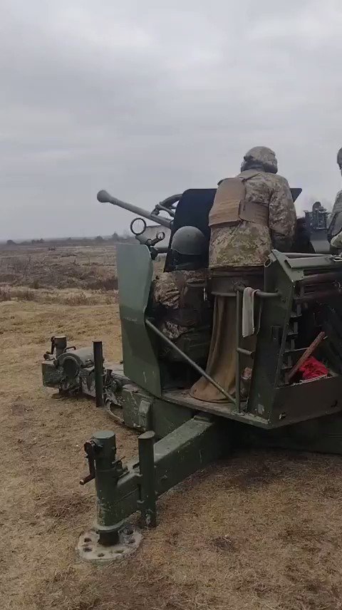 Clash Report on Twitter: "Ukrainian soldiers firing Bofors 40mm AA gun L/70 provided by Lithuania."