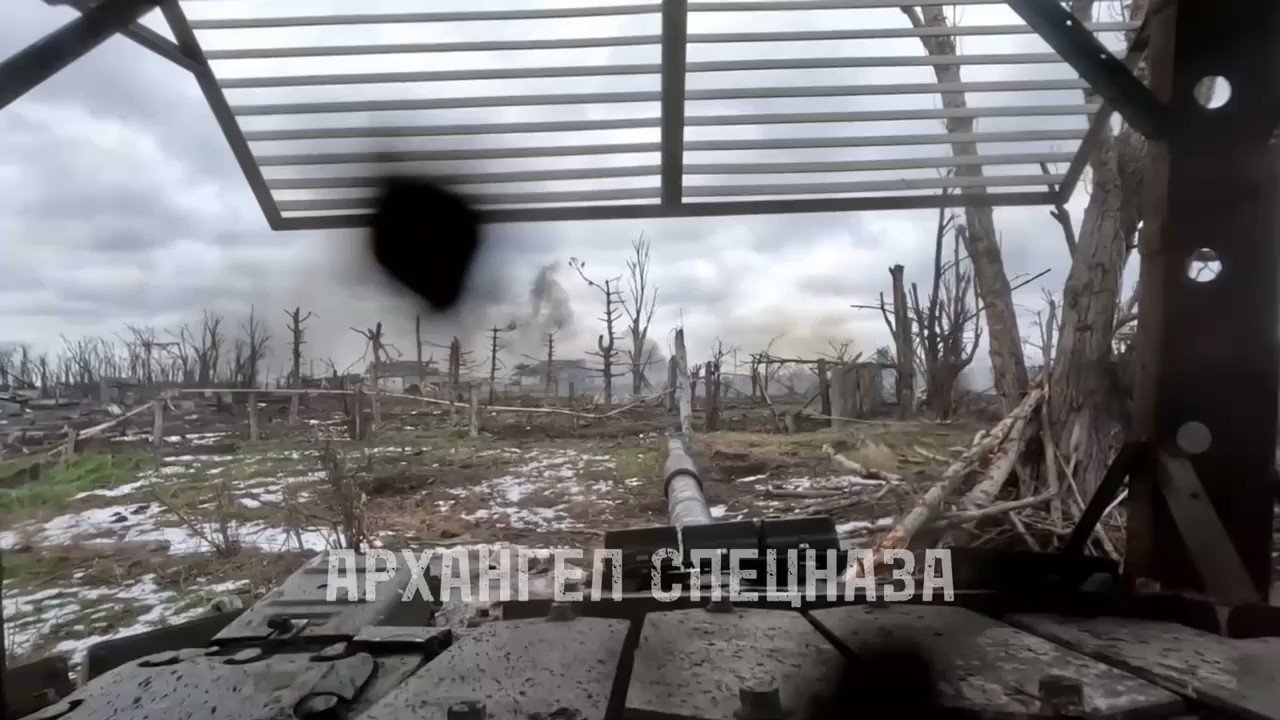MilitaryLand.net on Twitter: "📽️Russian tanks attacking Ukrainian positions in #Marinka. The ...