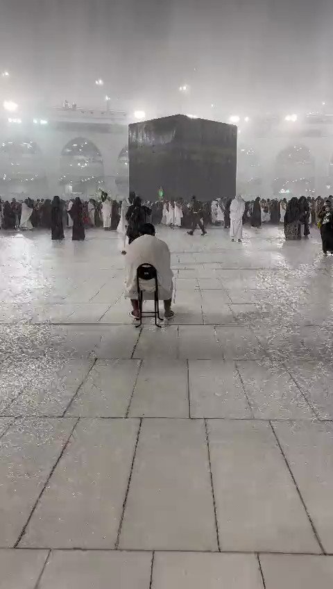 صحيفة عكاظ فيديو شهد الحرم المكي، اليوم الاثنين ، سقوط أمطار
