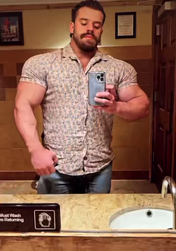 MuscleJacking on Twitter: "Shirt can’t hide those muscles"