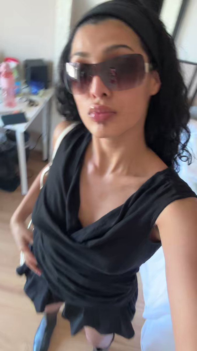 googldnd on Twitter: "Running errands fit 😽"