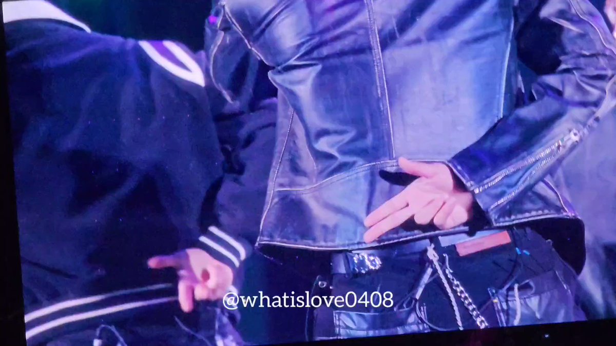 𝐄𝐗𝓞𝐭𝐡𝐞𝐒𝐓𝐀𝐍𝐃𝐀𝐑𝐃 On Twitter Exo Love Shot 2