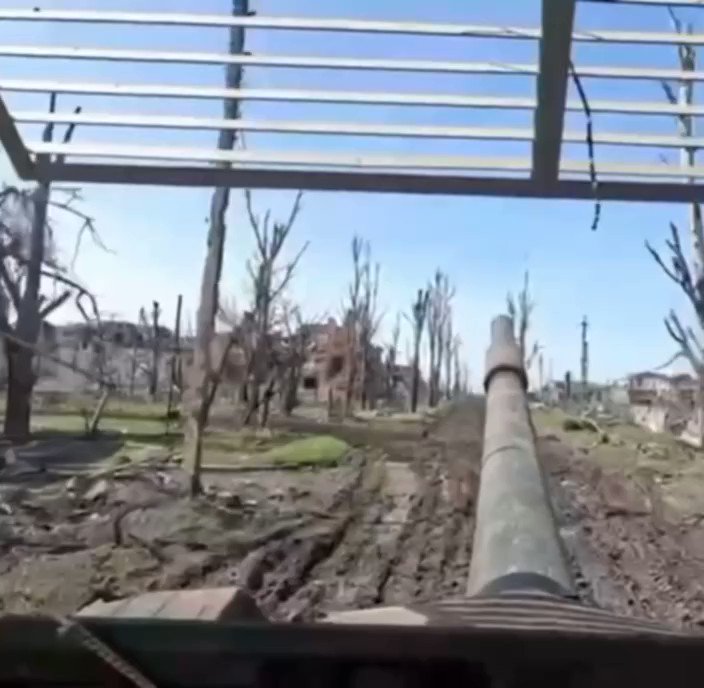 Kruku on Twitter: "Uchwycony przez kamerę zamontowaną na rosyjskim czołgu moment uderzenia w wóz ...