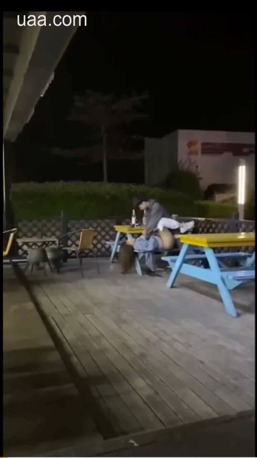 uaa.com on Twitter: "🥹吃个大瓜 ️厦门RUO'S便利店(2号店)小哥胆真肥当众捡尸醉酒女啪啪一直有人路过居然没人围观制止 会员投稿https://t.co ...