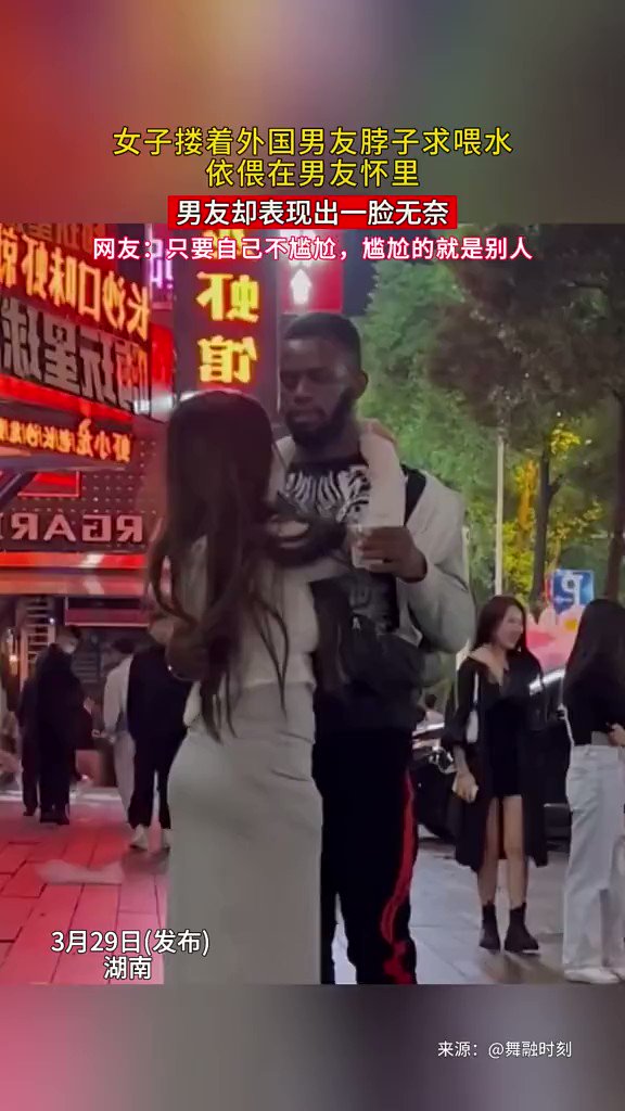 凉兮嘤嘤嘤 On Twitter 贴黑鬼的女人,扒光衣服追我 我都用百米速度逃跑