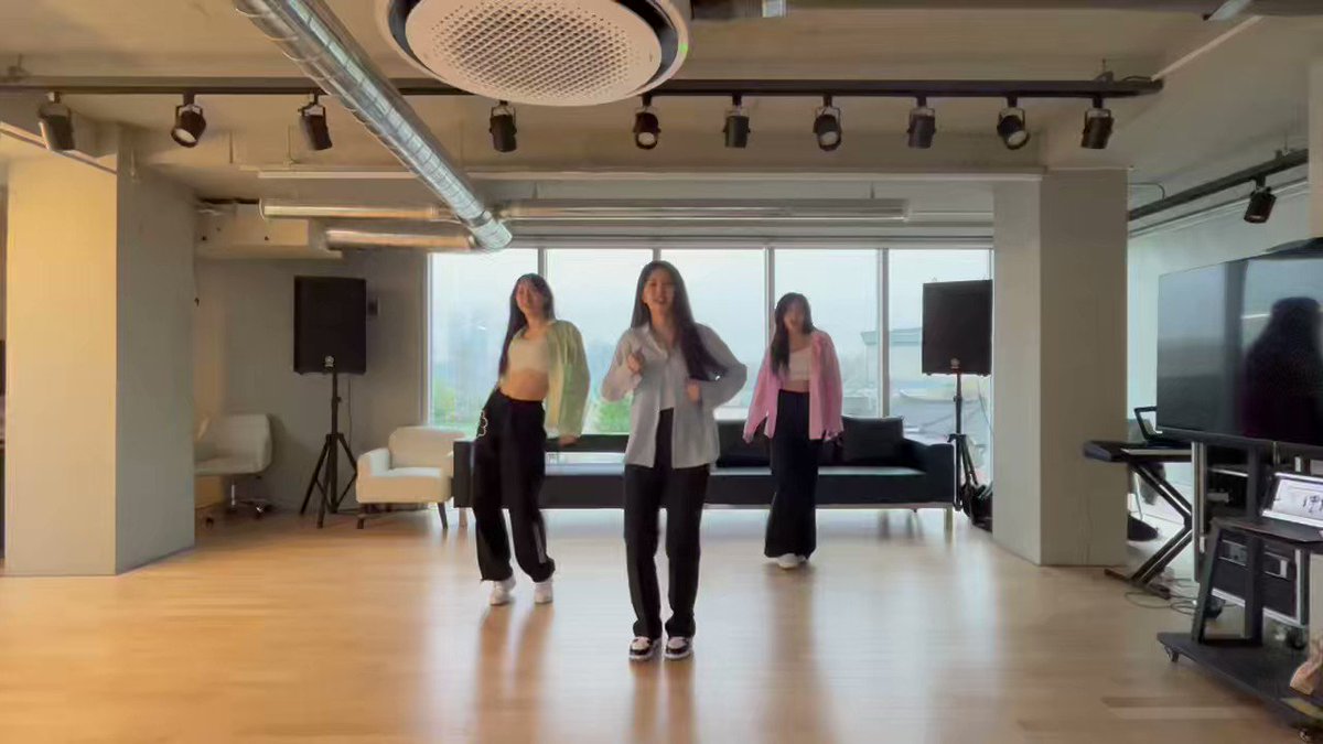 ZHANG HAO GLOBAL on Twitter: "[VIDEO] 230426 — ILY:1’s Rona, Hana, and Elva dancing to “Over Me ...