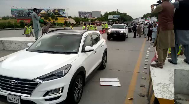 Khurram Iqbal On Twitter عمران خان کا قافلہ اسلام آباد ٹول پلازہ پہنچ گیا۔۔