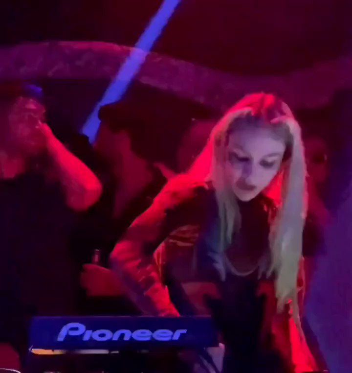Marzzz On Twitter Hot Girls Get Turnt To Robotic Nonsense