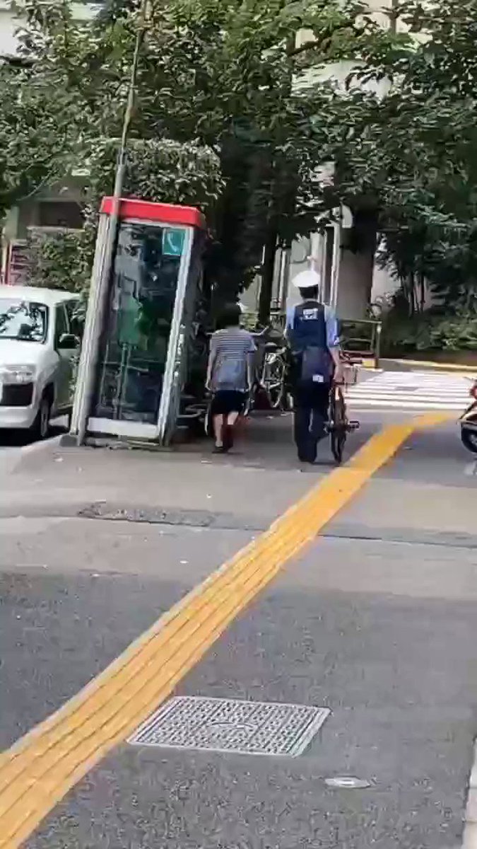 大雄的微笑 On Twitter 日本小学生自行车钥匙丢了，找警察把自行车抬回家，书包也让警察背，这就是你痛恨的日本。