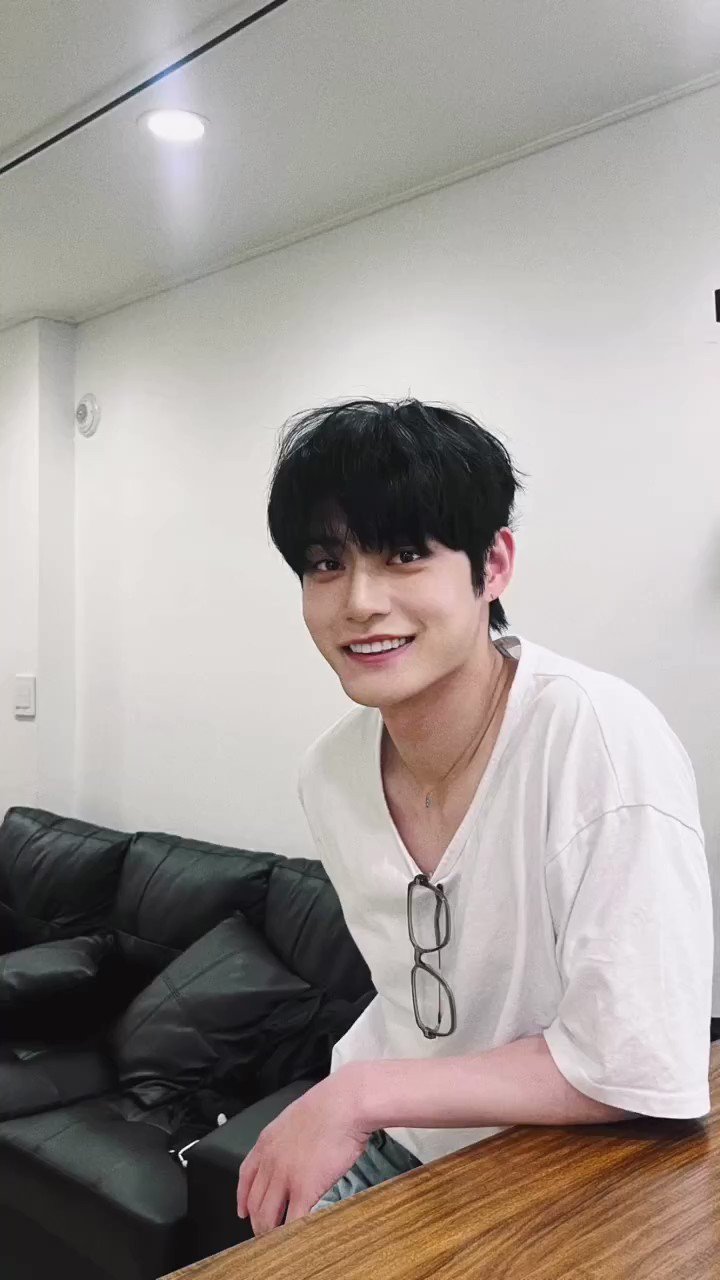 ZB1 SUNG HAN BIN 성한빈 on Twitter: "뭐 해?👀 오늘 밤 10시 30분에 OZE LIVE에서 만나요! #ZEROBASEONE #제로베이스원 #ZB1 ...