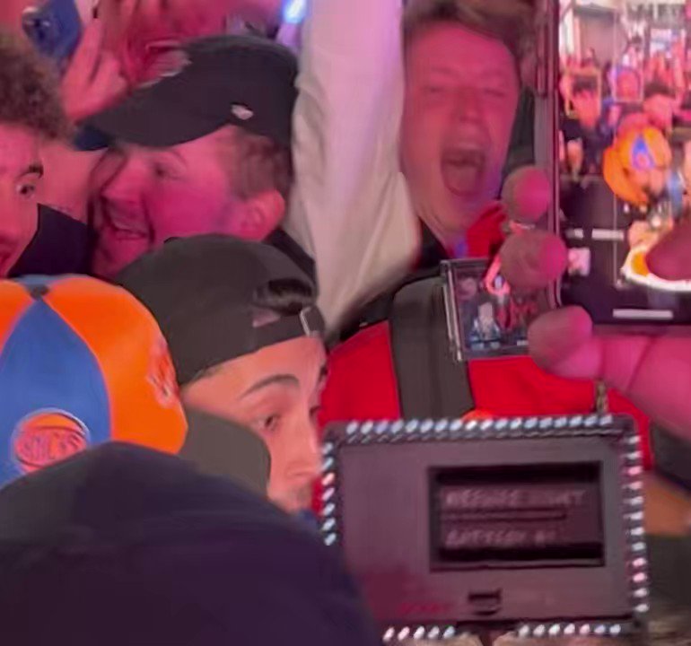 x - KNICKS ON MSG on Twitter: "Knicks fans shutting down 7th Ave again after the W ⚡️⚡️ https ...