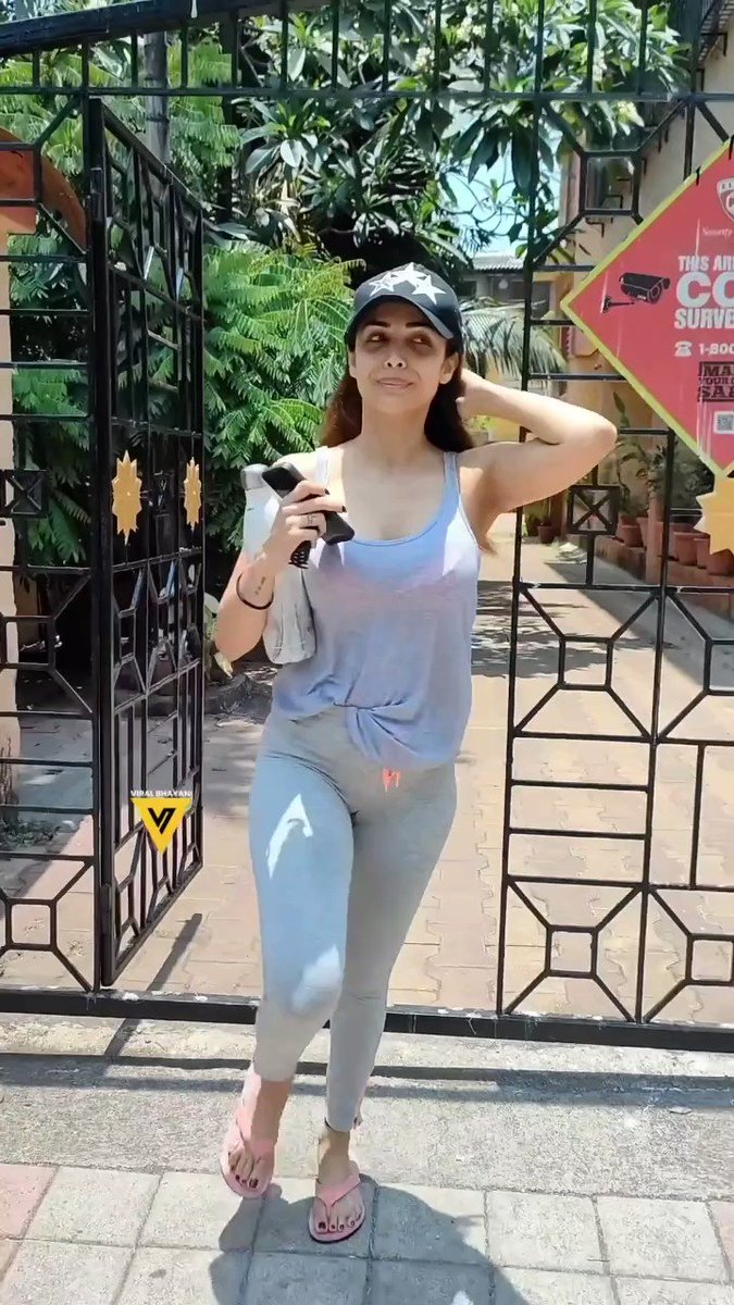 Umair Sandhu on Twitter: "The " Duck 🦆 Ass Woman " spotted today at gym. #MalaikaArora can't ...