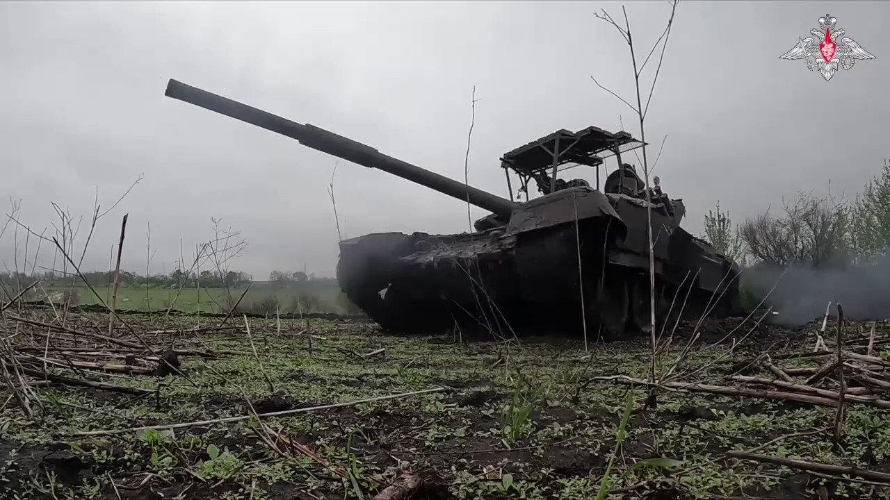 Clash Report on Twitter: "Russian tank with cope cage now also equipped with Kontakt-1 ERA. Yes ...