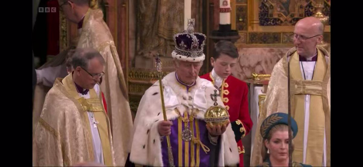 Royal Central on Twitter: "The King emerges with his Regalia to the National Anthem. Members of ...