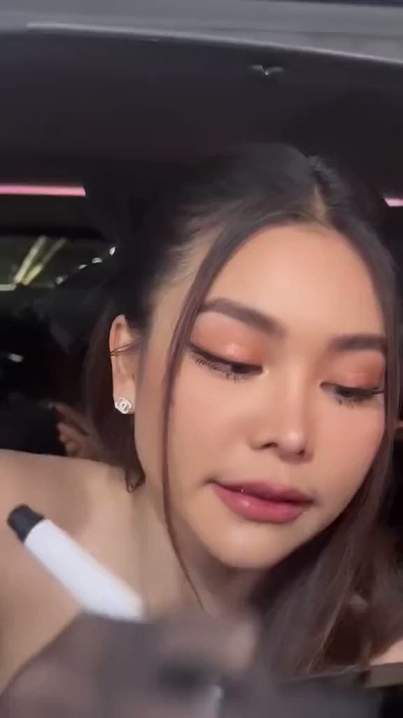 Englot Waratin on Twitter: "I can’t even look at her. I’m gonna faint this is too close 😳 ...