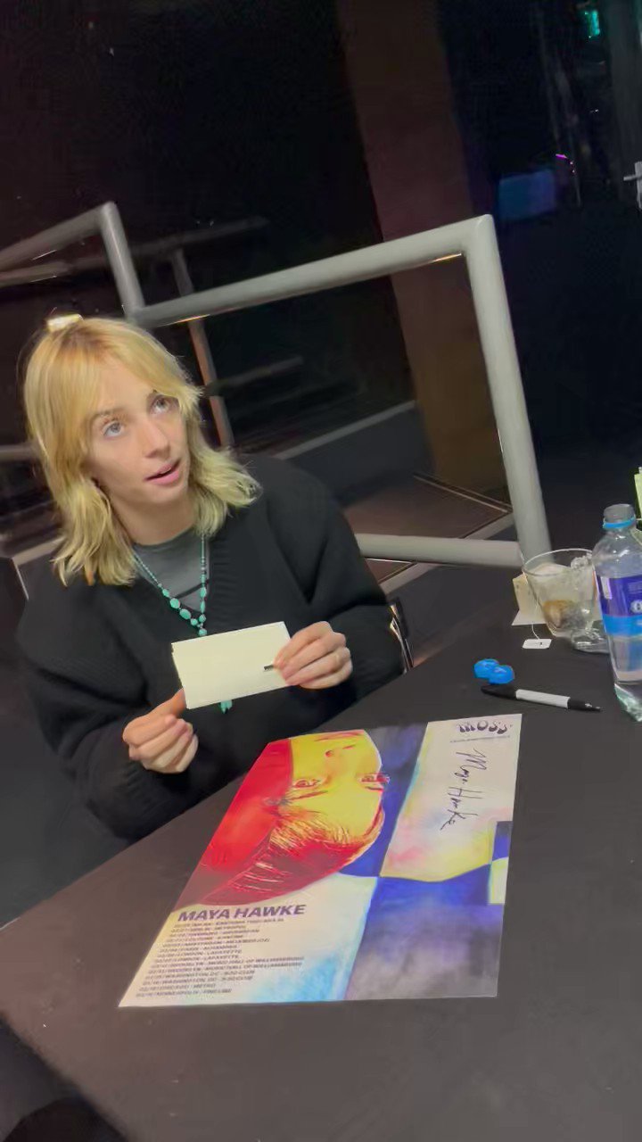 daily maya hawke on Twitter: "maya being excited this fan let her keep their pen 😭😭😭 https://t ...