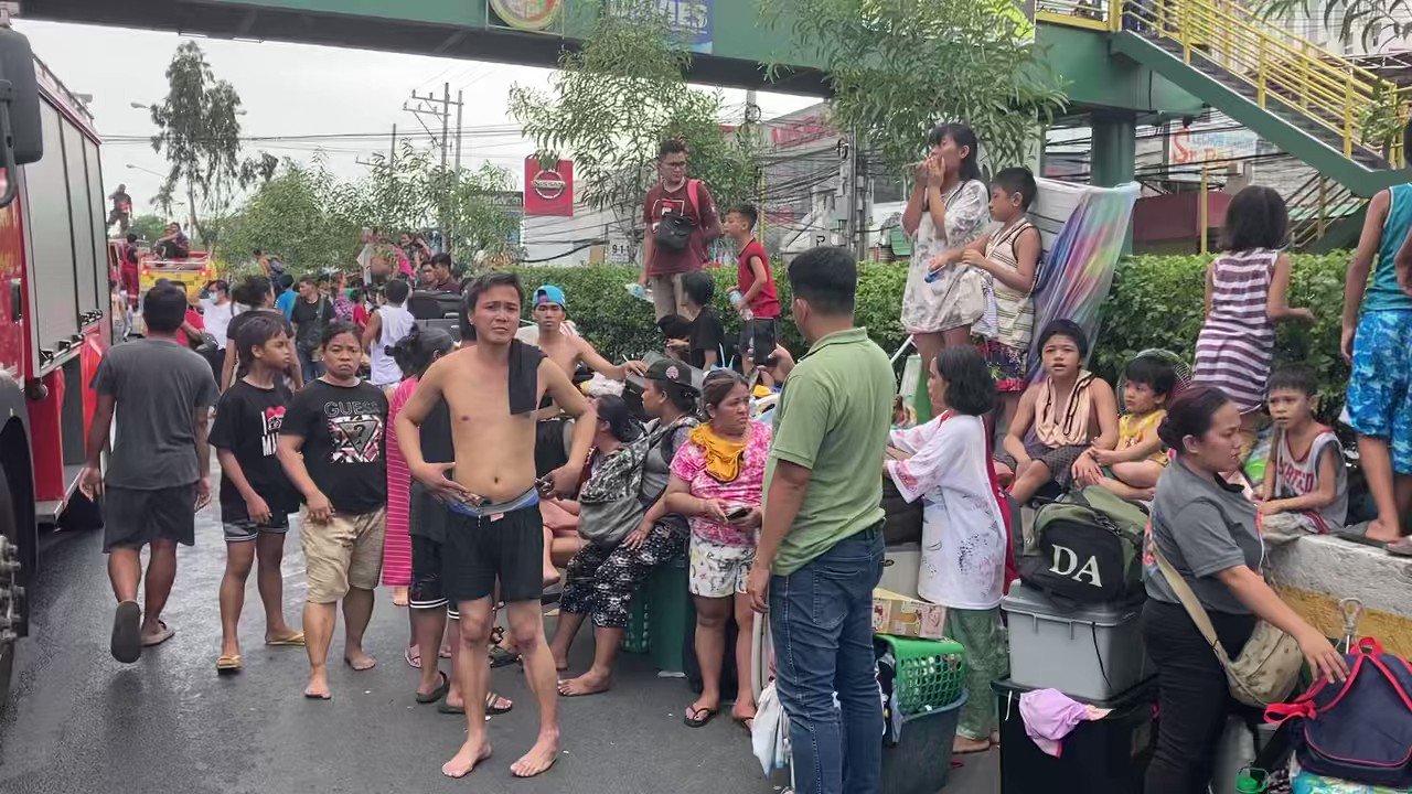 DZBB Super Radyo on Twitter: "LOOK: Makapal na usok mula sa mga nasusunog na bahay sa Brgy. San ...