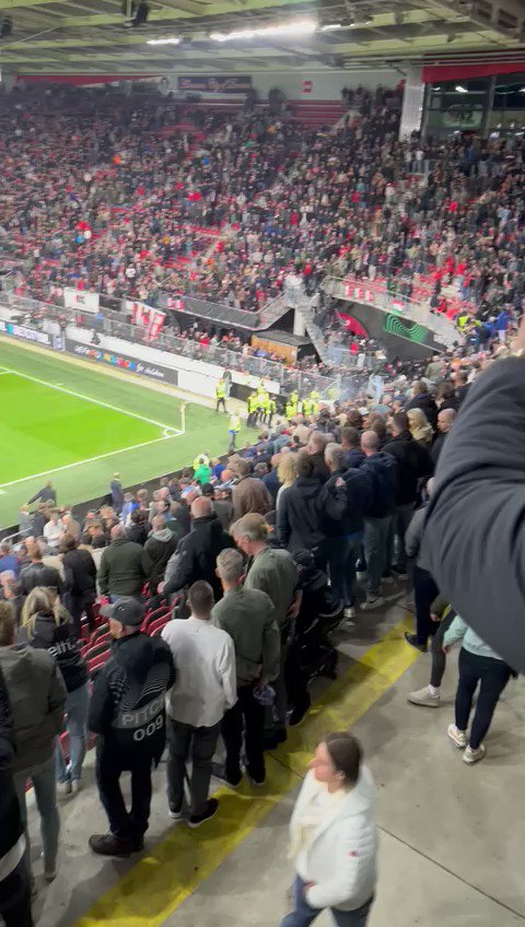 Telesport Voetbal on Twitter: "Beelden van de rellen na afloop van AZ-West Ham United op de ...