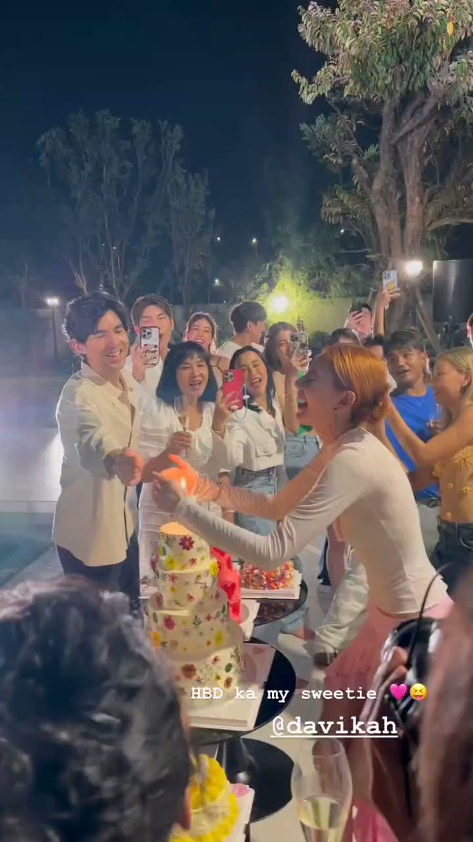 PORNPRAPAA on Twitter: "RT @Zee_mewlion_Mew: So Cute 🥰 Mew: Davika's birthday P' Kao : Always ...