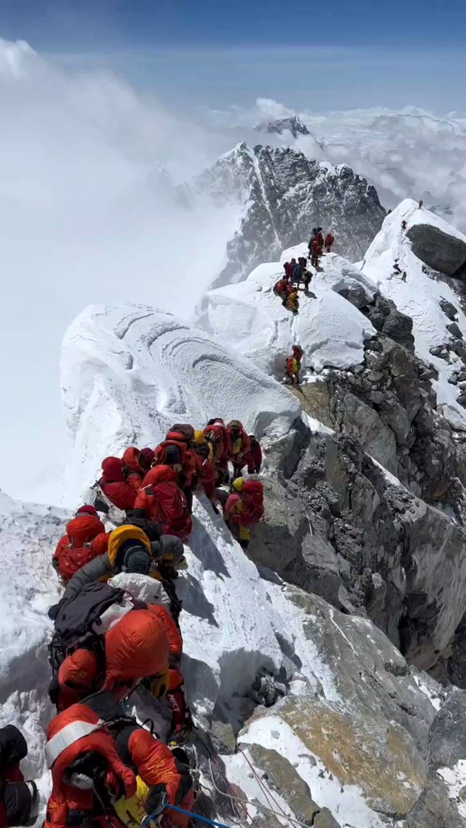 Sharing Travel On Twitter Crowded Hillary Steps 8800 Meters People Are Lining Up To Climb