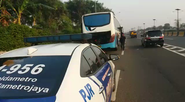 TMC Polda Metro Jaya on Twitter: "07.11 Polri Sat PJR Dit Lantas PMJ membantu pengemudi dan ...