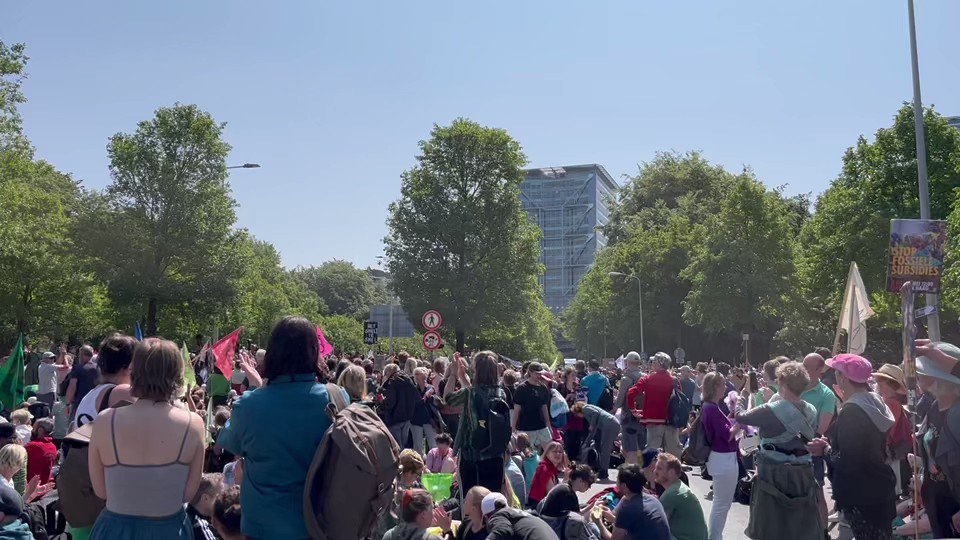 Robin van Hijfte on Twitter: "Demonstranten van Extinction Rebellion blokkeren de toerit naar de ...