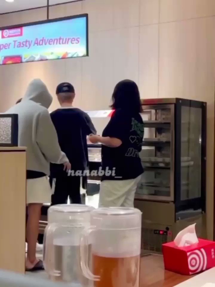 ejar 🤸🏻‍♀️ on Twitter: "동런 훠궈 데이트 할 때마다 ㄹㅈ이가 ㅎㅊ이에게 맛있는 소스를 만들어주는 게 확실함 ☺️ https://t.co ...