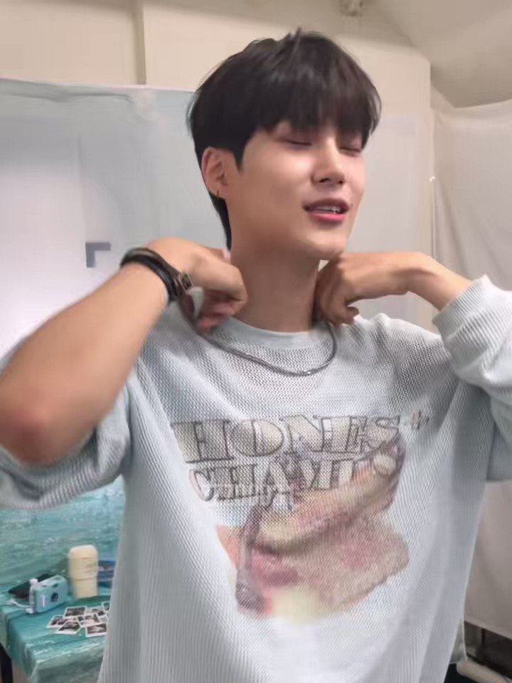 8️⃣🍧 On Twitter 🦊:所以以後我也會很小心 可能會看起來有點冷淡 請大家諒解 還有目擊談 我從其他朋友那邊收到照片了 不管是戴著眼鏡的樣子 還是縮在地上坐著的樣子 在那種沒