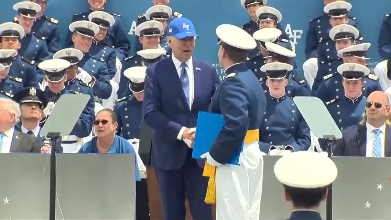 PiQ on Twitter: "⚠️ @BNONews || Biden falls on stage at the U.S. Air Force Academy graduation ...