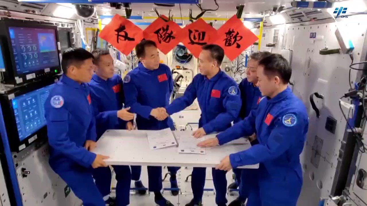 China 'N Asia Spaceflight 🚀🛰️🙏 on Twitter: "Shenzhou-16 and Shenzhou-15 crew sign documents to ...