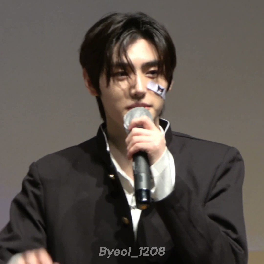 Van On Twitter Sunghoon Doing A Bite Me Pose And They Suddenly Asked Him To Do Unforgiven As