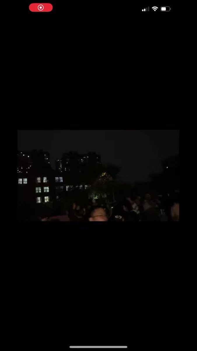 大雄的微笑 On Twitter 6月4日晚,武汉十五小的家长要求“就近入学”并进行第三次游行,在学校门口被大量警力包围制止!有人被抓
