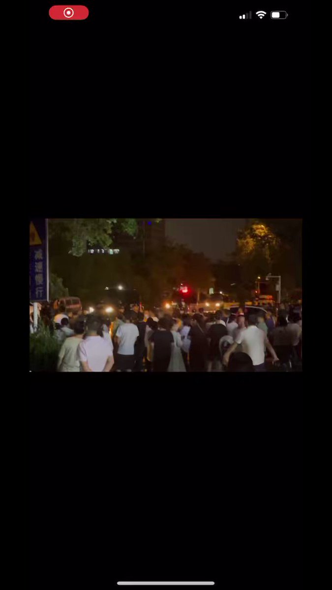 大雄的微笑 On Twitter 6月4日晚,武汉十五小的家长要求“就近入学”并进行第三次游行,在学校门口被大量警力包围制止!有人被抓