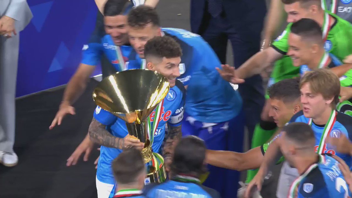 Kery!News on Twitter: "Chucky Lozano se ve bien en la celebración. Ahora sí el Napoli recibe el ...