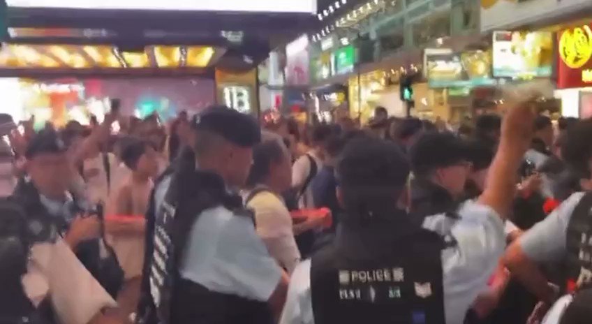 混球时报chinanews On Twitter 香港人纪念六四天安门大屠杀事件,被即刻逮捕。曾经有过的自由再也不复存在了。 The